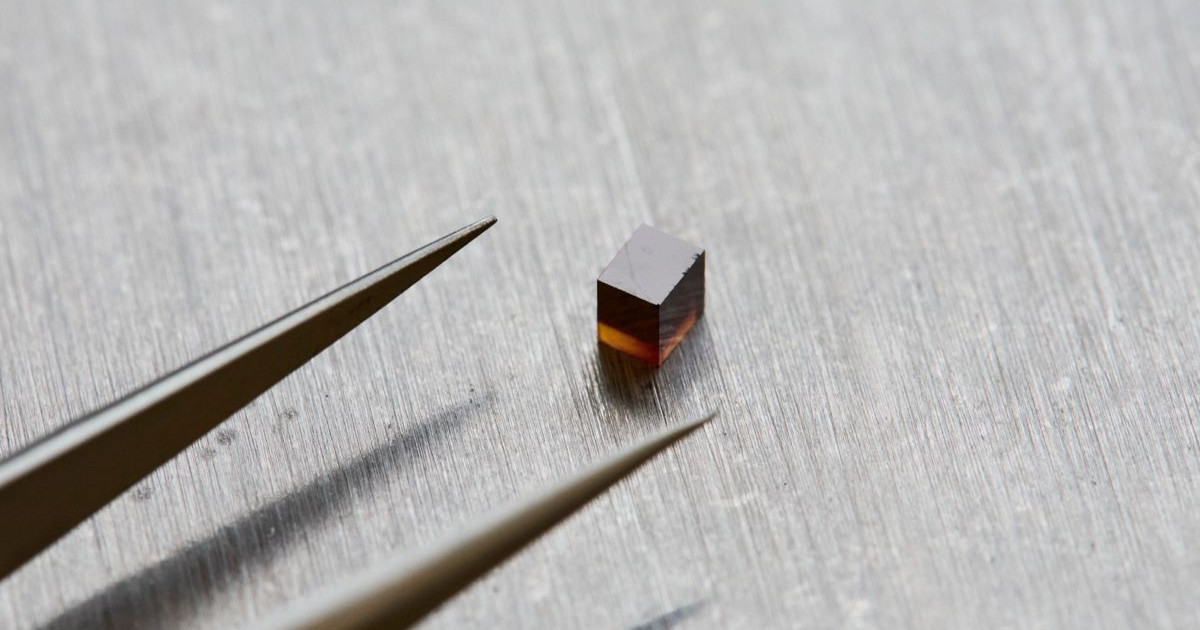 Αυτό το μωβ διαμάντι φέρνει την επανάσταση στις διαστημικές επικοινωνίες!