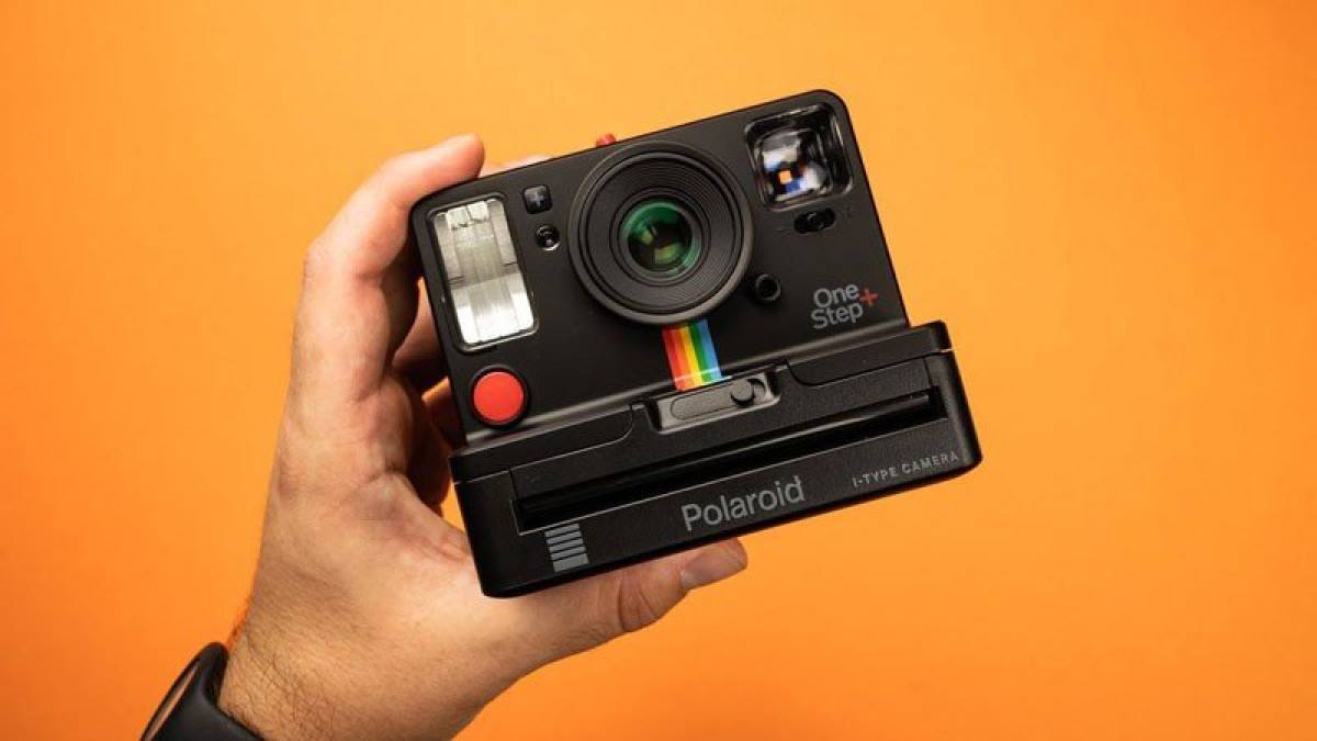 Polaroid OneStep+: Μια αναλογική φωτογραφική μηχανή στιγμιαίας ...