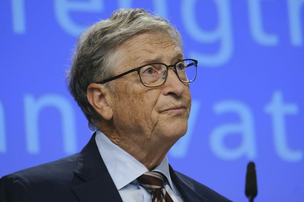 Ο Βill Gates εξακολουθεί να κινεί τα νήματα στη Microsoft παρά την ...